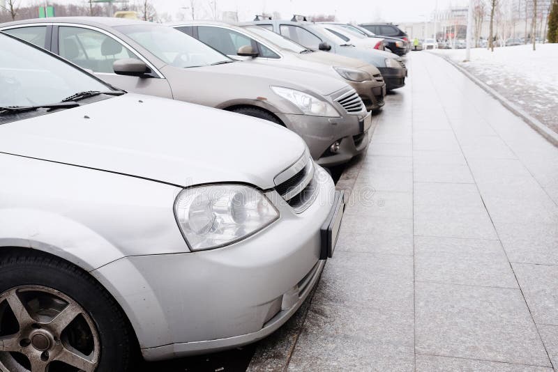 Vehículos Estacionados En El Aparcamiento Imagen de archivo - Imagen de ...