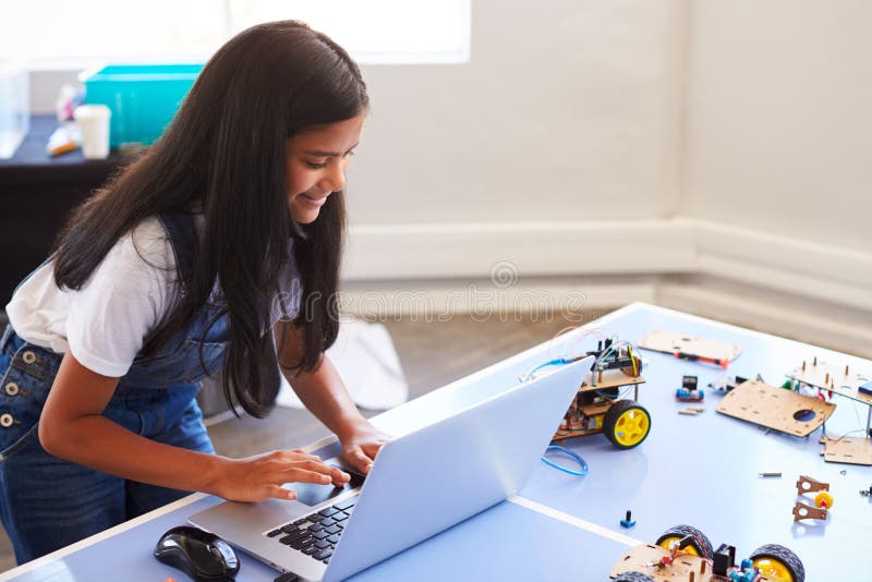 Veicolo Del Robot Di Building and Programing Della Studentessa Dentro ... Veicolo Del Robot Di Building and Programing Della Studentessa Dentro ...
