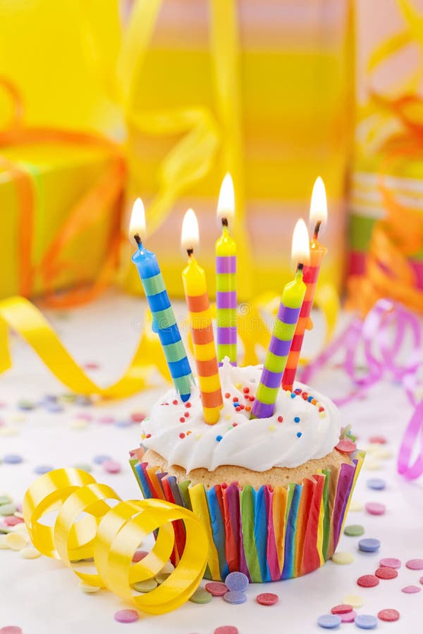 Velas do aniversário foto de stock. Imagem de gelo, cinco - 38044214