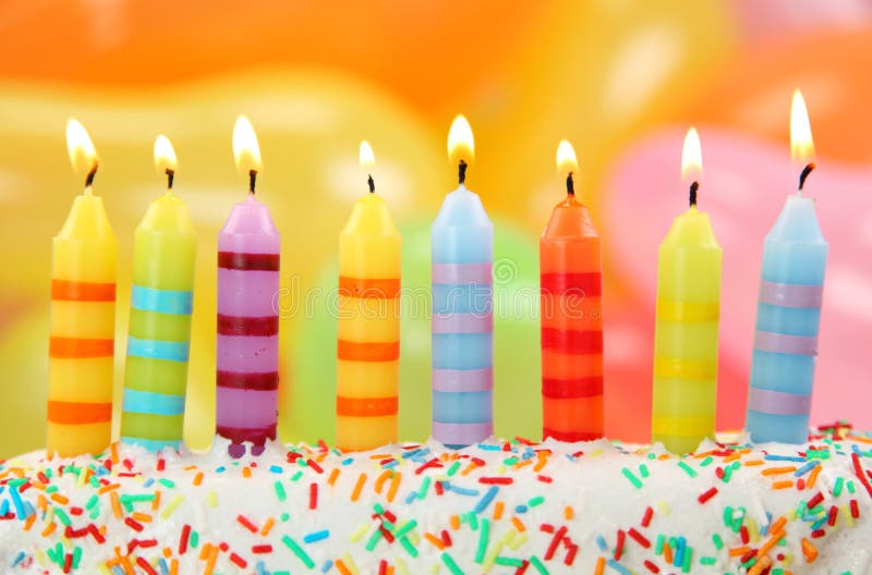 Velas Do Aniversário Que Queimam-se Em Um Litoral Imagem de Stock ...