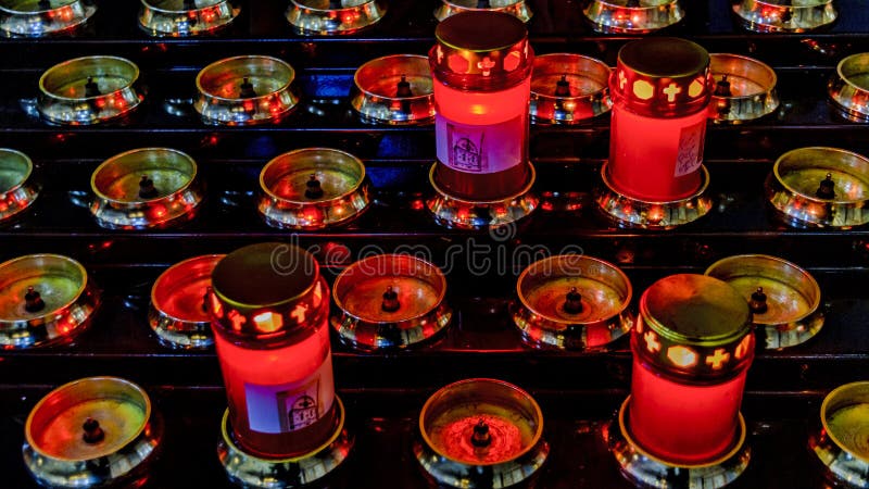 Velas Modernas En El Interior De La Iglesia Foto de archivo - Imagen de ...