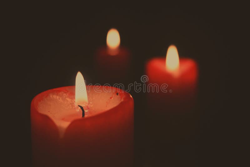 Velas rojas encendidas foto de archivo. Imagen de velas - 205049100