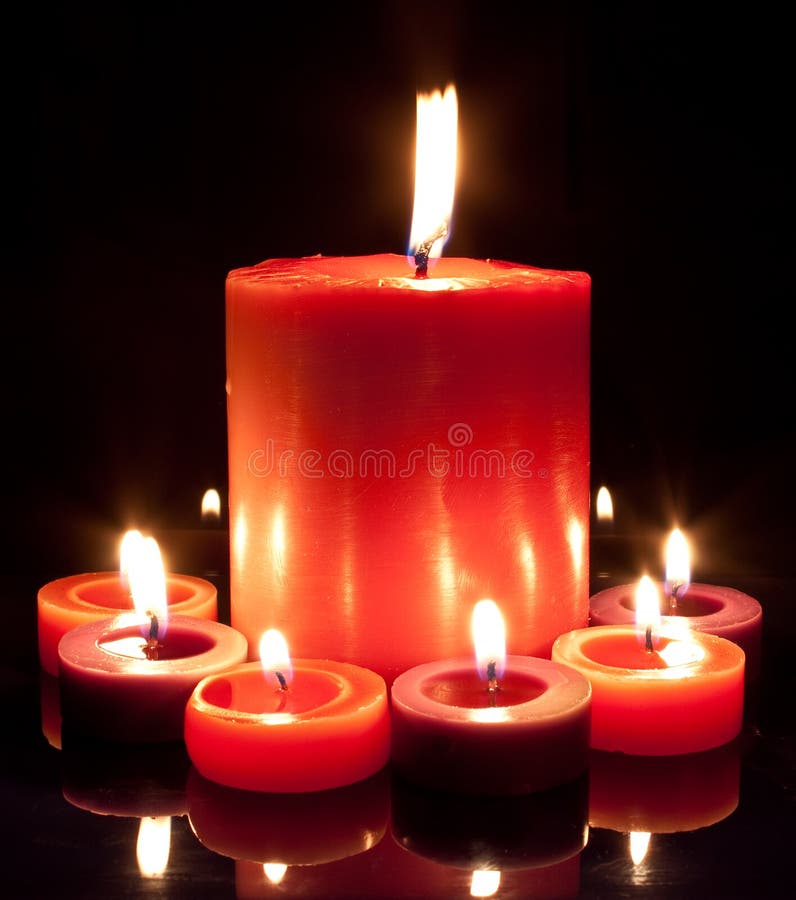 Velas Rojas - Grandes Y Pequeñas Imagen de archivo - Imagen de pérdida ...