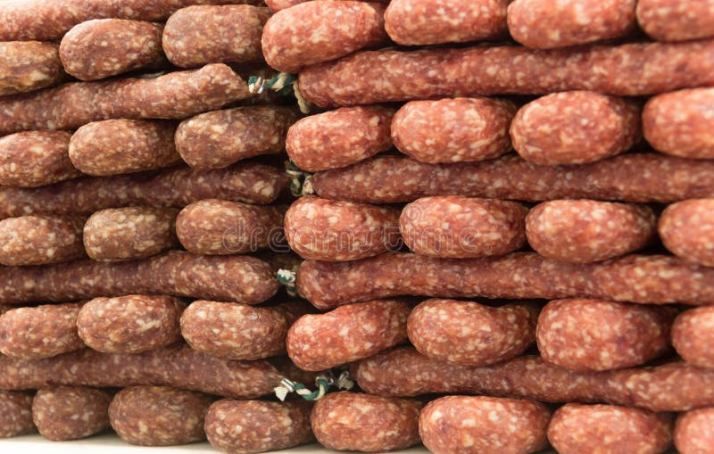 Grote Reeks Met Worsten Vele Soorten Worst, Gerookte Kaas, Verse ...