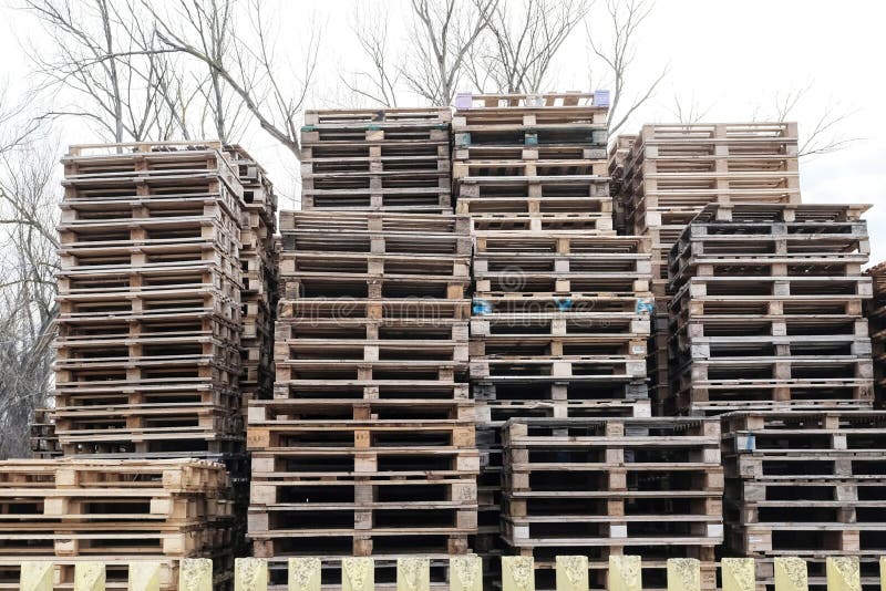 Stapel Van Pallets Op Het Strand Stock Afbeelding - Image of pallet ...