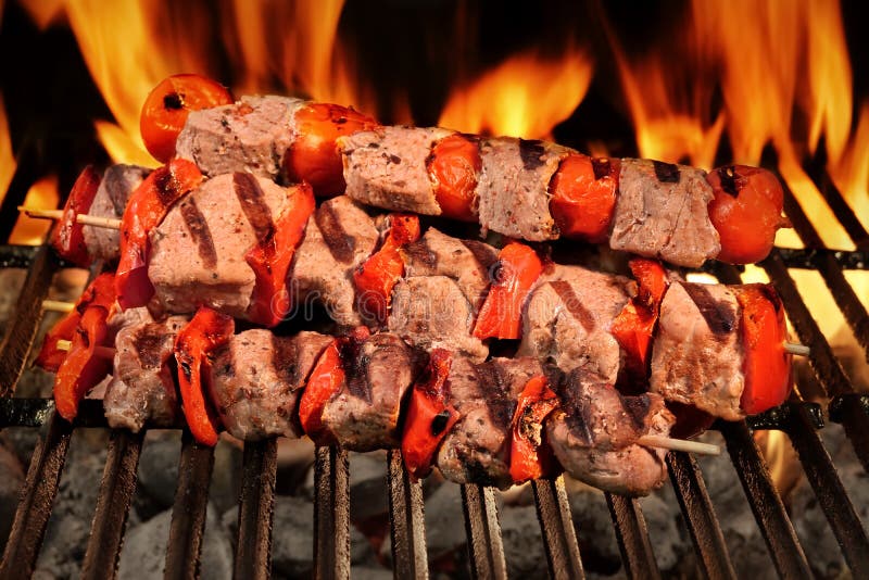 Vele Kebab Op De BBQ Vlammende Houtskoolgrill Stock Foto - Image of ...