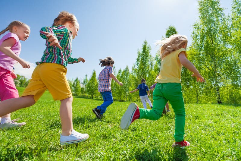 Veel Kinderen Lopen Samen Op Het Strand Stock Afbeelding - Image of ...