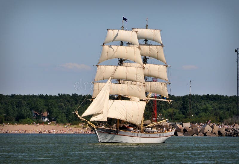 Vele Piene Della Barca a Vela Fotografia Stock - Immagine di ponticello ...