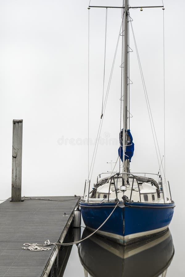 Veleiro azul imagem de stock. Imagem de barco, marinha - 34407677