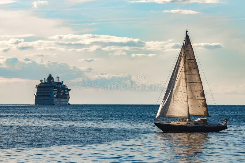 Veleiro Azul Contra O Forro Do Cruzeiro Imagem de Stock - Image of riga ...