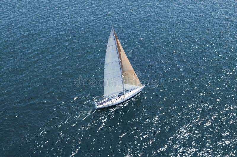 Veleiro no oceano azul imagem de stock. Imagem de azul - 30838227