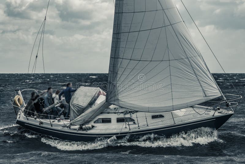 Velero azul en la tormenta foto de archivo. Imagen de riga - 112304516