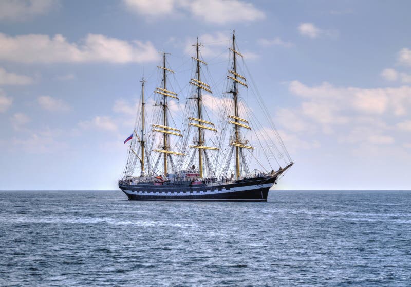 Velero en el mar foto de archivo. Imagen de ocio, cielo - 94748034