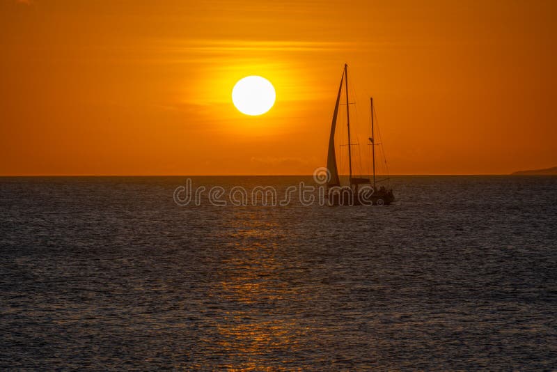 Velero Flotando En El Mar Al Atardecer Imagen editorial - Imagen de ...