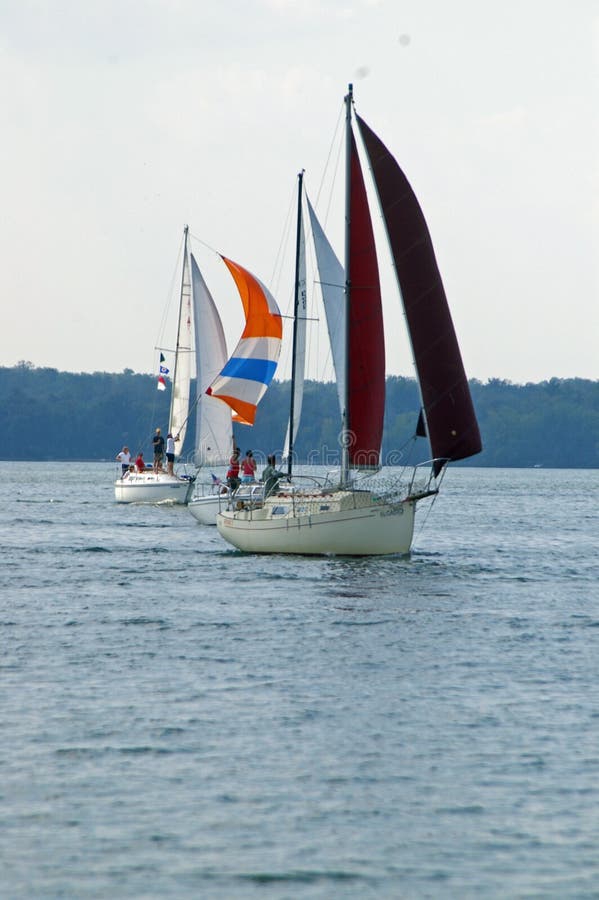 Velero Tipo Yate Amarrado En El Puerto Deportivo. Vivir a Bordo De Un ...