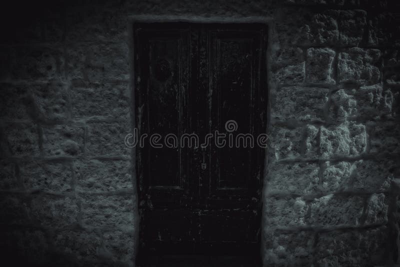 A porta assustador imagem de stock. Imagem de cruz, portas - 141560915