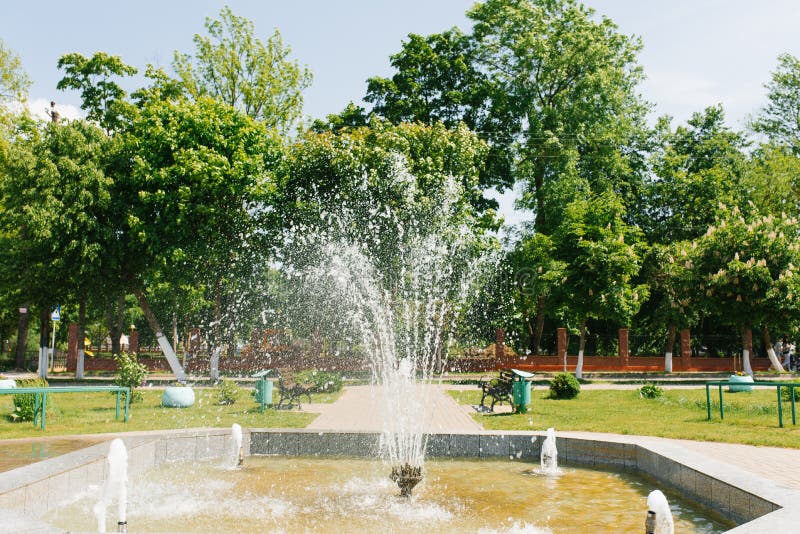 Velhas Estradas Starye Dorogi Belarus. Junho De 2019. Fonte Da Cidade ...