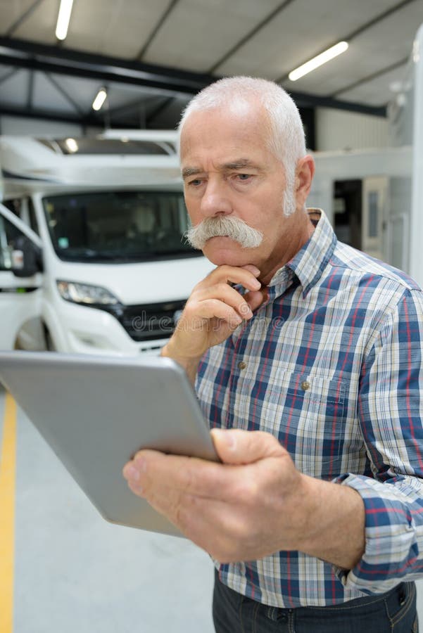 Velho Com Bigode Trabalhando Com Comprimido Foto de Stock - Imagem de ...