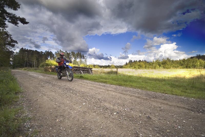 Velomotor de pressa foto de stock. Imagem de nuvens, sujeira - 3044408