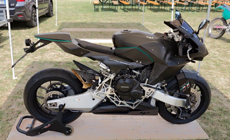 Velomotor Tecnologico Super Vyrus Foto Editorial - Imagem de preto ...