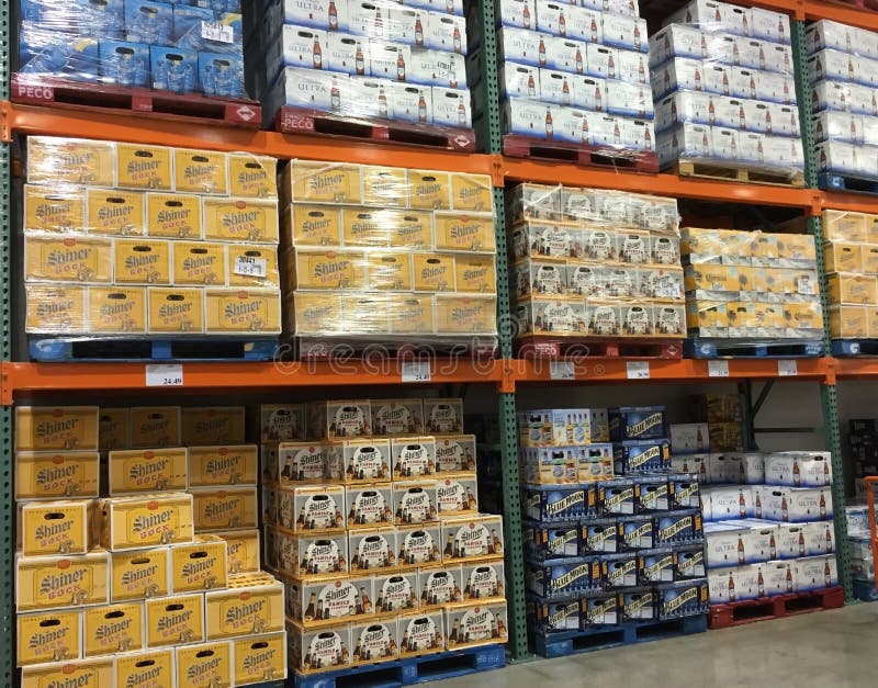 Cervejas Importadas Em Exposição Em Pilhas De Caixas De Cartão Grandes ...