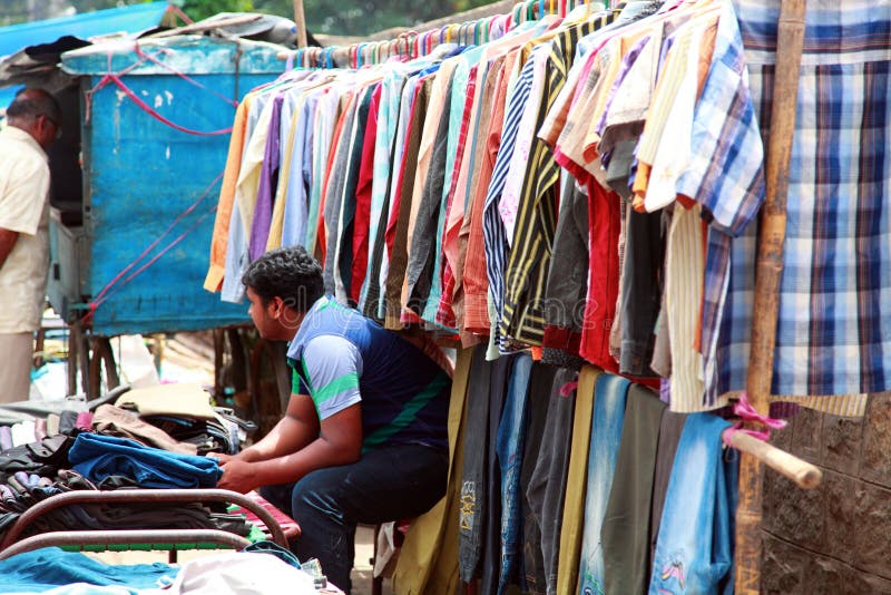 Vendedor De La Ropa En El Mercado Imagen de archivo editorial - Imagen ...