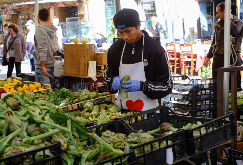 Vendedor De Frutas Y Verduras Imagen editorial - Imagen de entregue ...