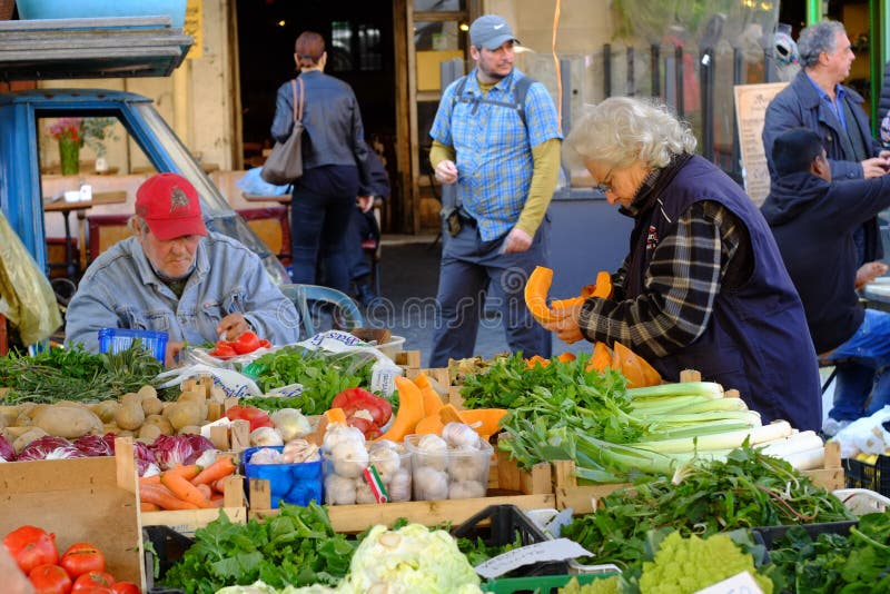 Vendedor De Frutas Y Verduras Imagen editorial - Imagen de entregue ...