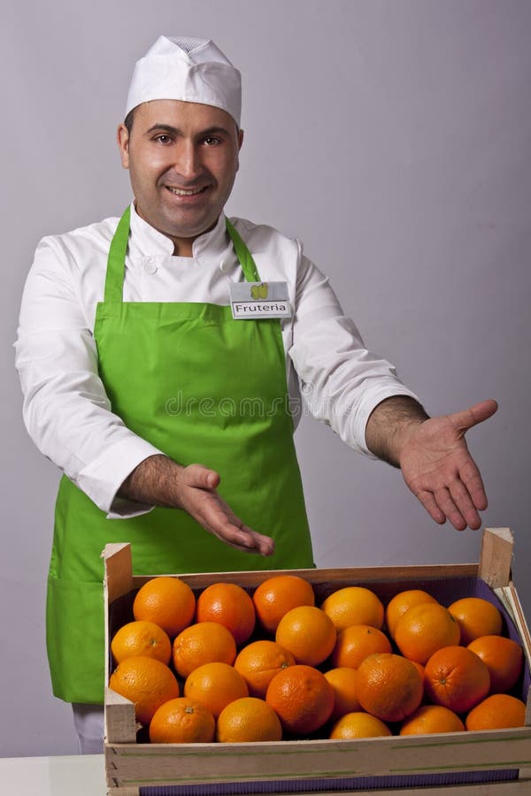 Vendedor De La Fruta Que Bromea Con Las Manzanas Imagen de archivo ...