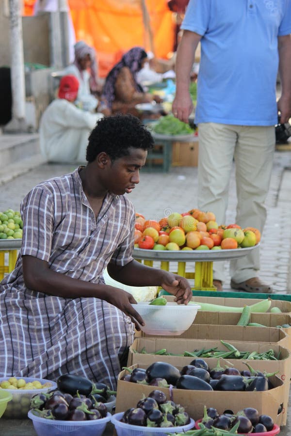 Vendedor De La Fruta En Barka, Omán Imagen de archivo editorial ...