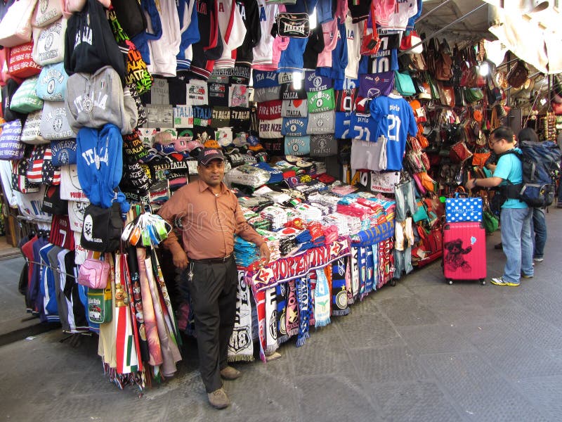 Vendedor De La Ropa En El Mercado Imagen de archivo editorial - Imagen ...