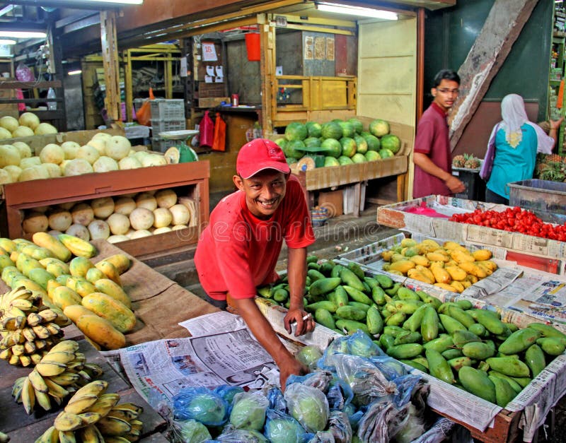 O Vendedor No Mercado Vende Frutas. Morangos Maduros E Damascos Em ...