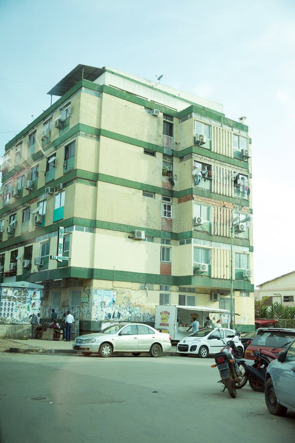 Vendendo E Trocando Nas Ruas De Luanda, Angola Foto de Stock Editorial ...