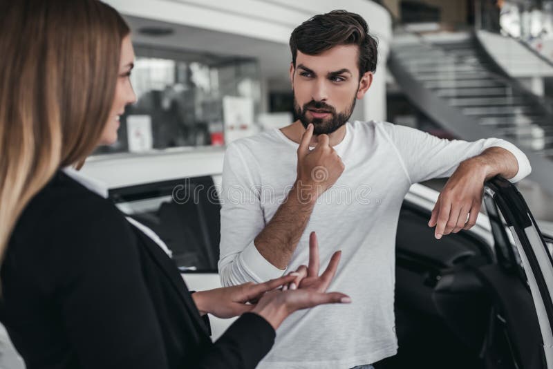Vendeur Et Client Serrez La Main Après Avoir Signé Le Contrat Le ...