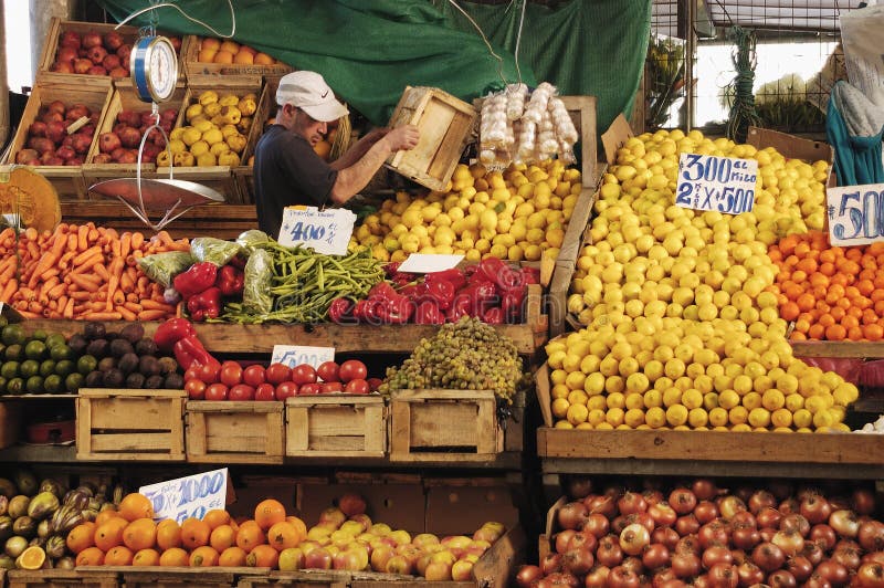 Venditore Della Verdura E Della Frutta Immagine Stock Editoriale ...