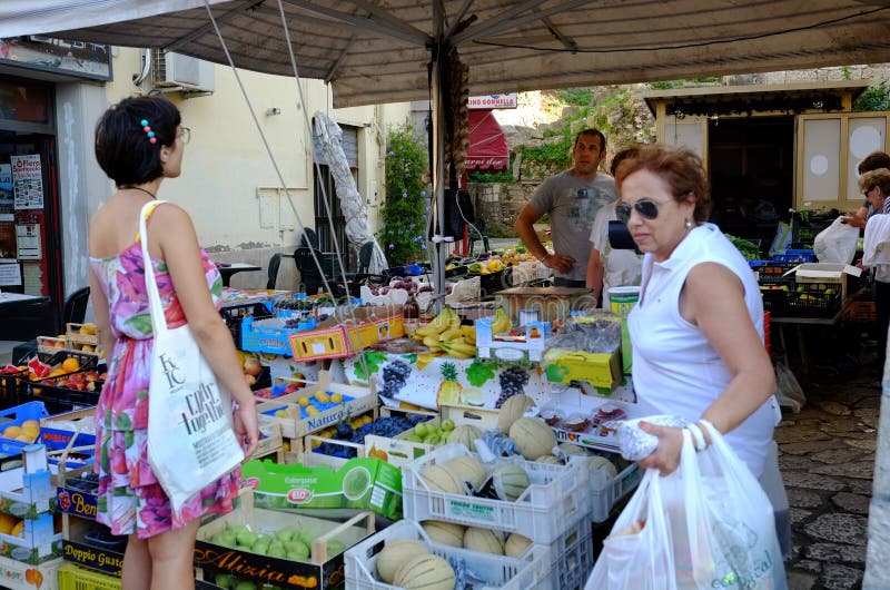 Venditore Di Frutta E Delle Verdure Immagine Stock Editoriale ...