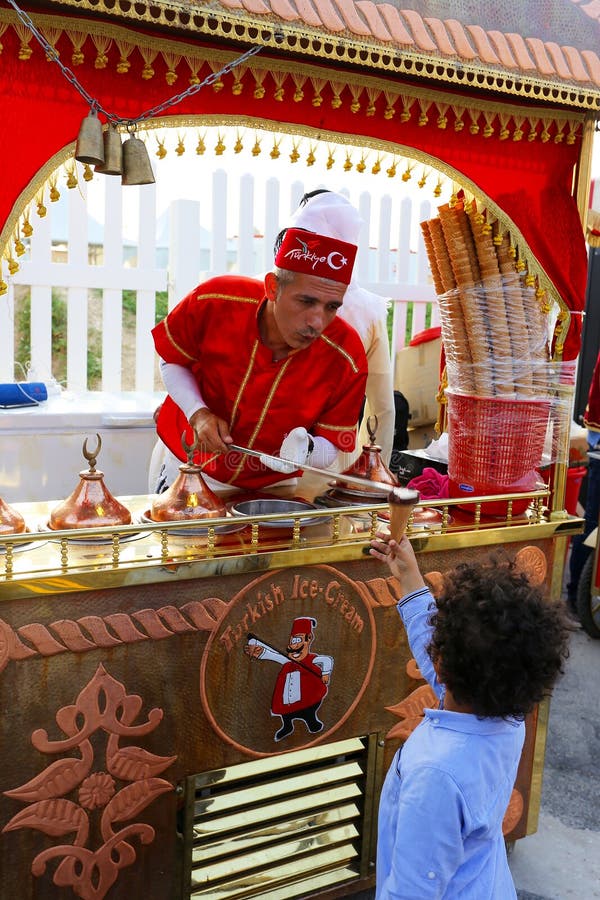 Venditore Turco Del Gelato Nel Qatar Immagine Editoriale - Immagine di ...