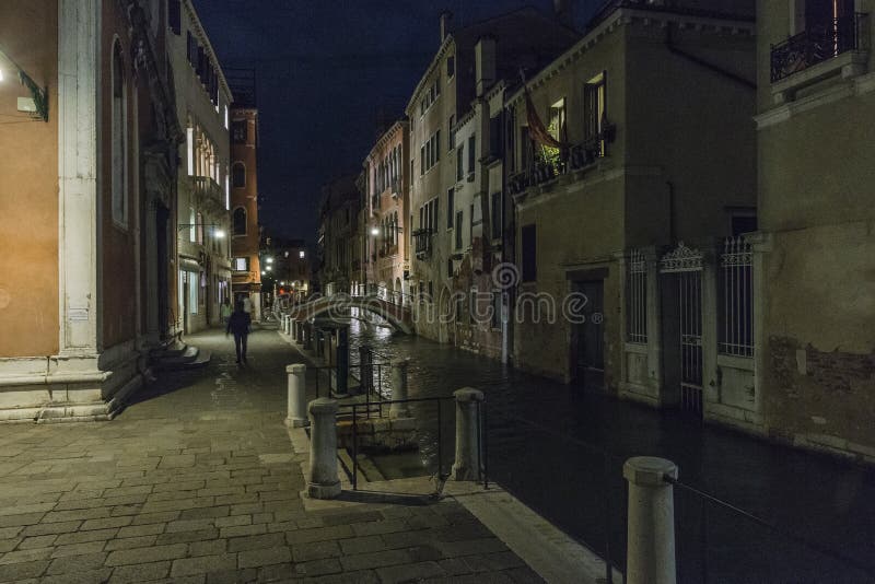 Venecia En Italia En La Noche Foto de archivo - Imagen de puentes ...