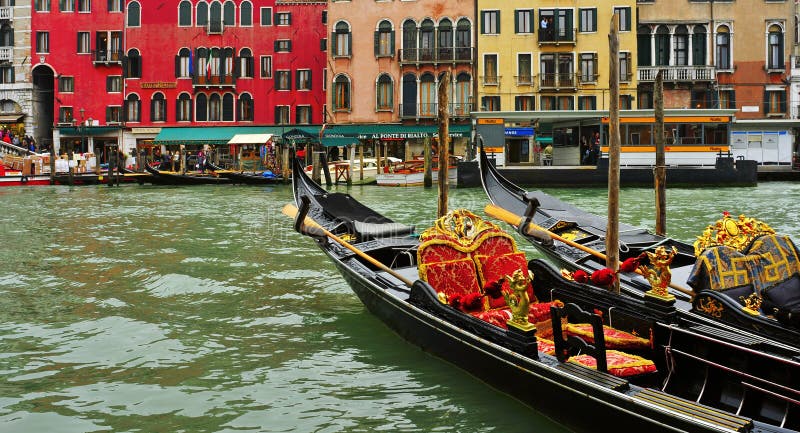 Gondoler I Venedig, Italien Arkivfoto - Bild av historiskt, klocka ...