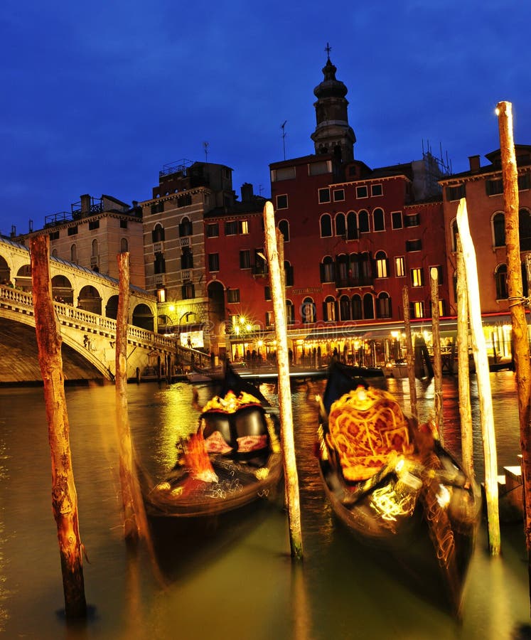 Gondoler I Venedig, Italien Arkivfoto - Bild av historiskt, klocka ...