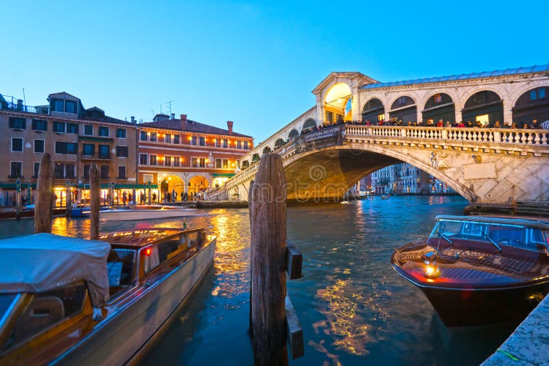 De Brug Van Rialto in Venetië, Italië Stock Foto - Image of ...