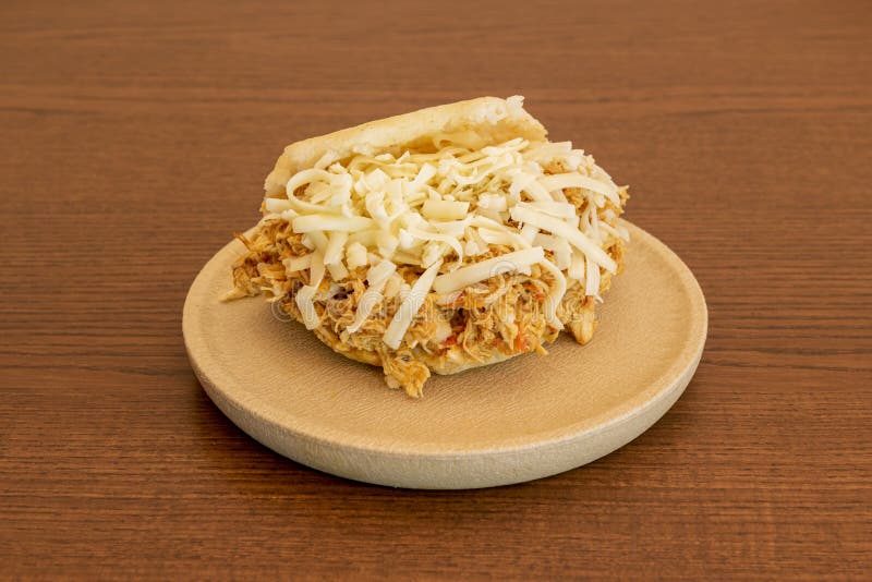 Venezuelan Recept Van Arepa Catira Met Kippenvlees En Kaas Op Een Ronde ... Venezuelan Recept Van Arepa Catira Met Kippenvlees En Kaas Op Een Ronde ...