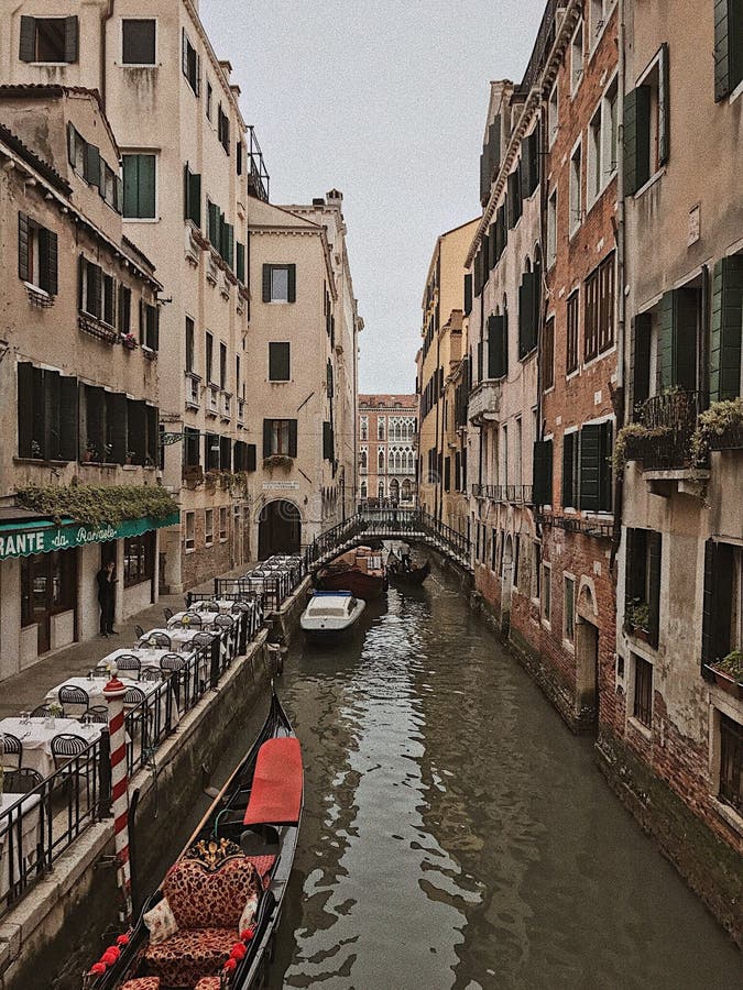 Venice channel editorial stock photo. Image of river - 107690618
