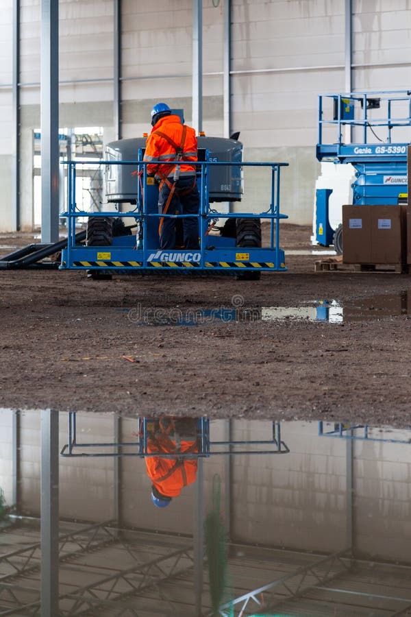Men on a Lifting Platform Cranes Editorial Stock Image - Image of crane ...