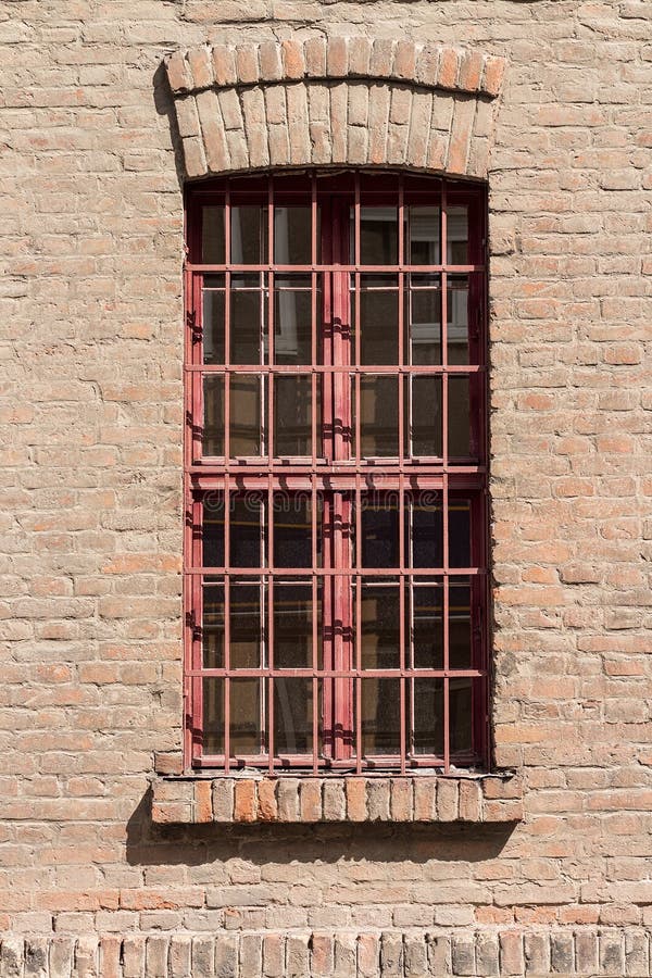 Venster met rode gratings stock afbeelding. Image of ontwerp - 99093995