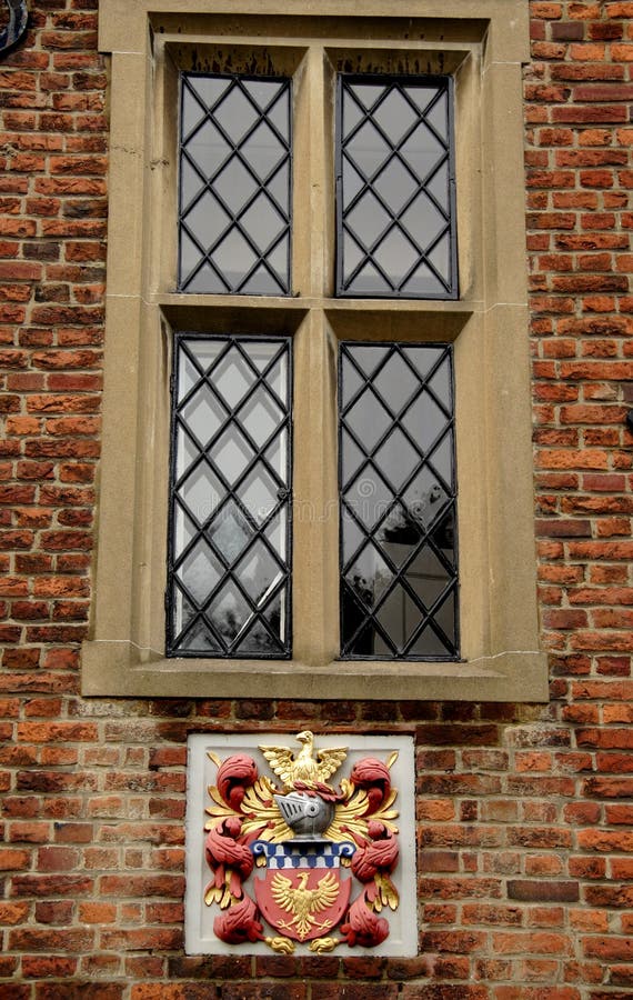 Venster Met Verticale Raamstijlen Stock Foto - Image of erfenis ...