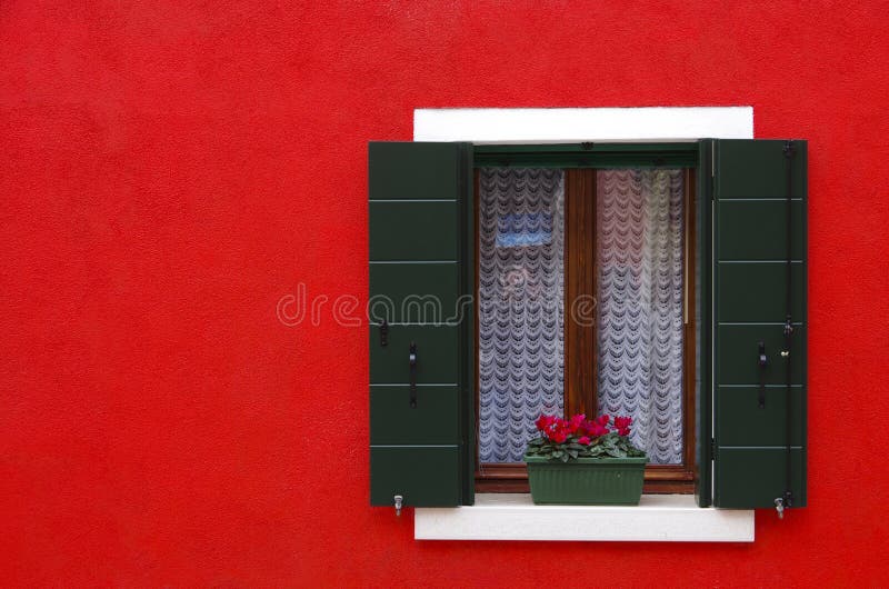 Venster op rode muur stock afbeelding. Image of trillend - 39506607
