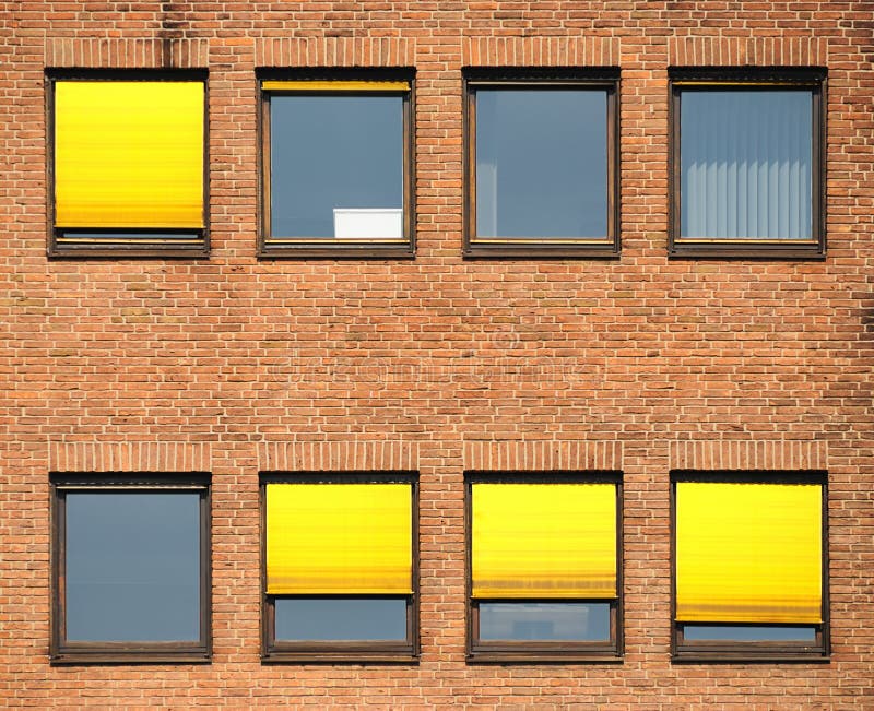 Vensters stock foto. Image of baksteen, openlucht, achtergronden - 9429920