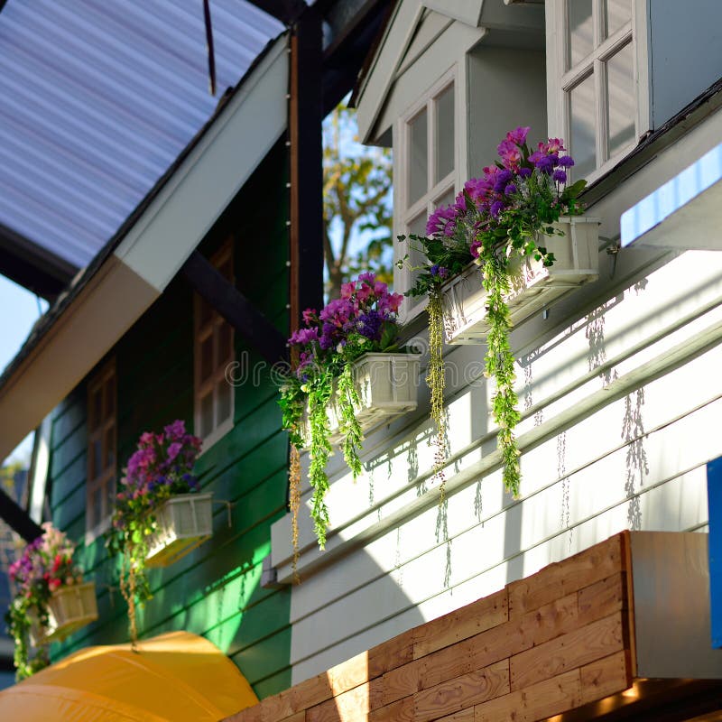 Ventana Adornada Con Las Flores Frescas Imagen de archivo - Imagen de ...