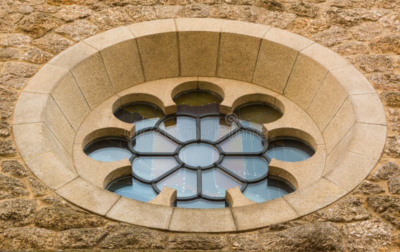 Ventana Circular De La Iglesia En Estilo Moderno Foto de archivo ...